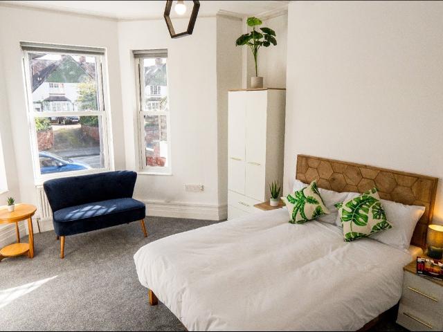 Room at Bath Road, Worcester