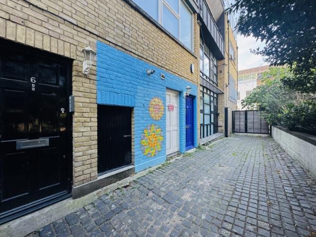 Apartment at Battersea Bridge Road, Greater London
