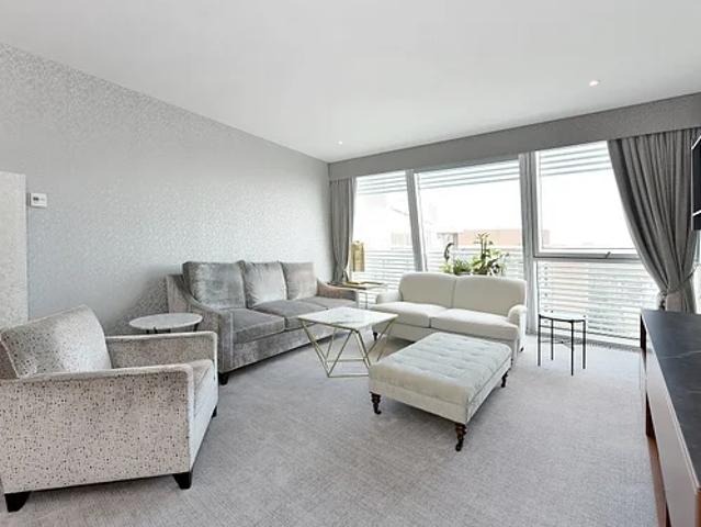 Apartment at Battersea Bridge Road, Greater London