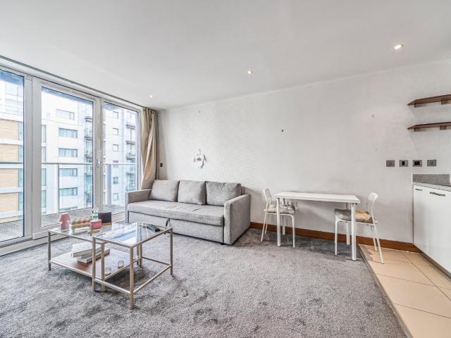 Apartment at Battersea Park Road, Greater London