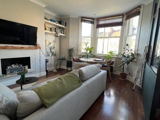 Apartment at Battersea Rise, Greater London