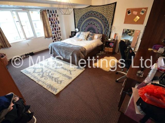 Apartment at Back Manor Drive, Leeds