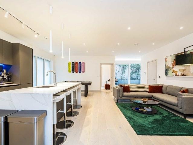 Apartment at Ballards Lane, Greater London