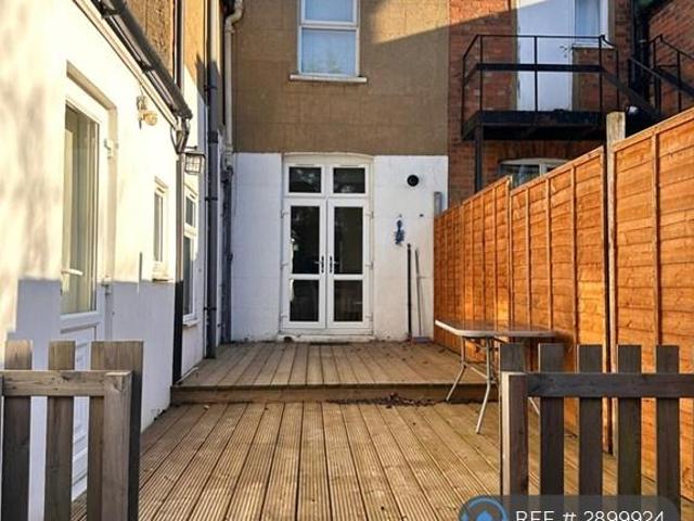 Apartment at Ballards Lane, Greater London