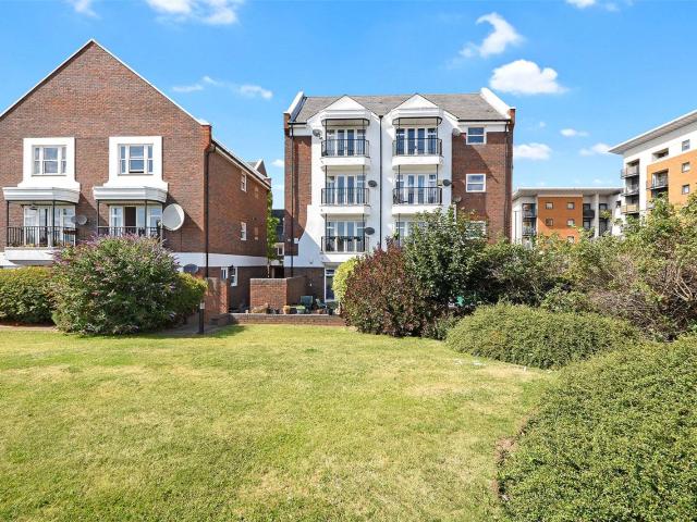 Apartment at Barge House Road, Greater London