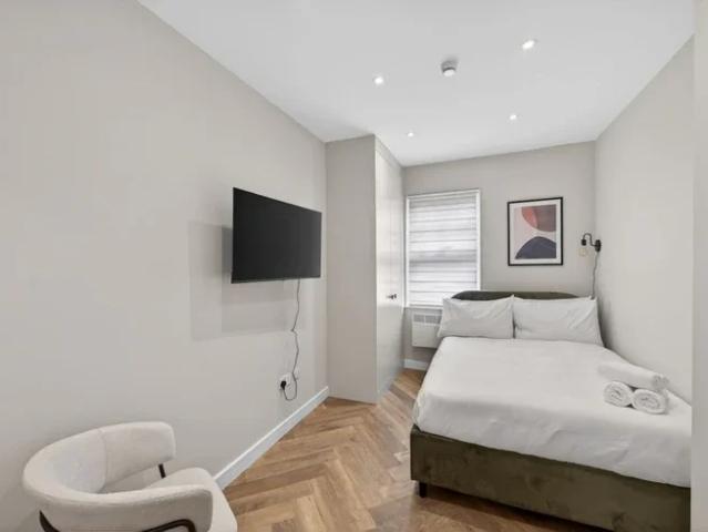 Apartment at Baron's Court Road, Greater London