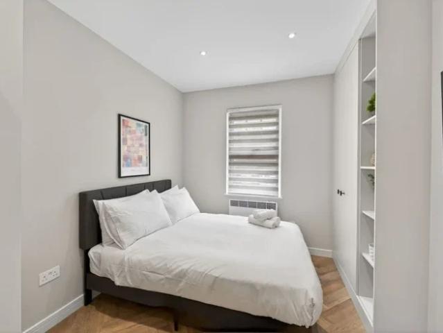 Apartment at Baron's Court Road, Greater London