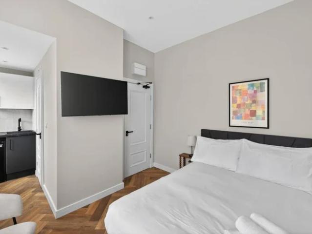 Apartment at Baron's Court Road, Greater London