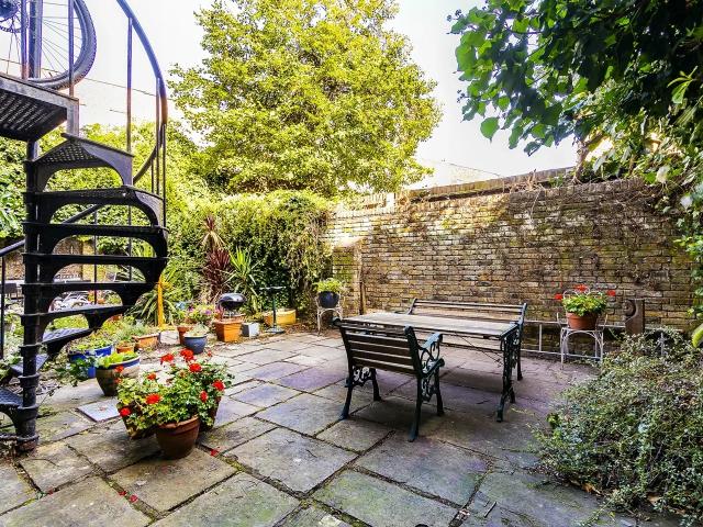 Apartment at Barnsbury Road, Greater London
