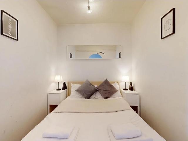 Apartment at Barnsdale Avenue, Greater London