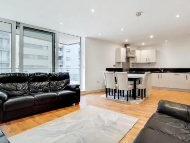 Apartment at Basin Approach, Greater London