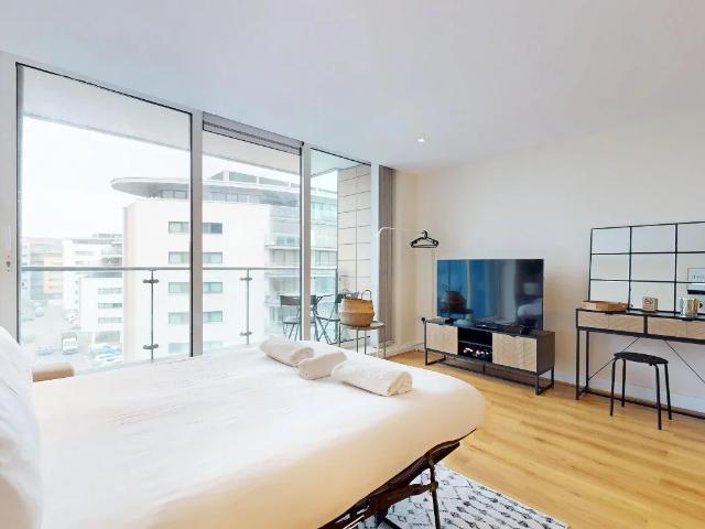 Apartment at Basin Approach, Greater London