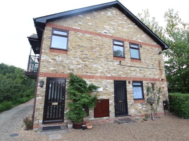 Apartment at Basingstoke Canal towpath, Woking