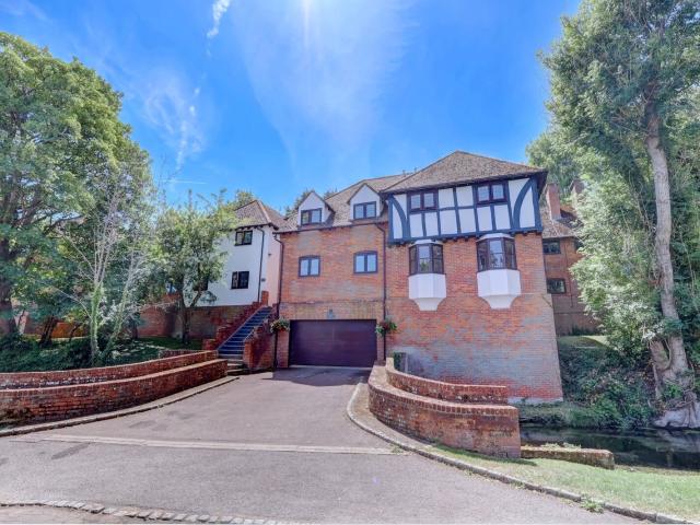 Apartment at Bassetsbury Lane, High Wycombe Community Board