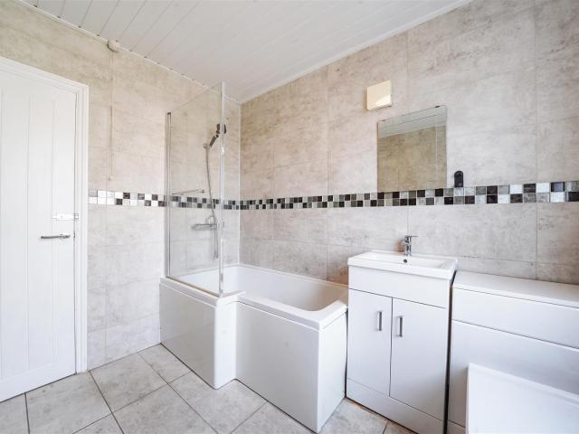 Apartment at Beverley Court, Greater London