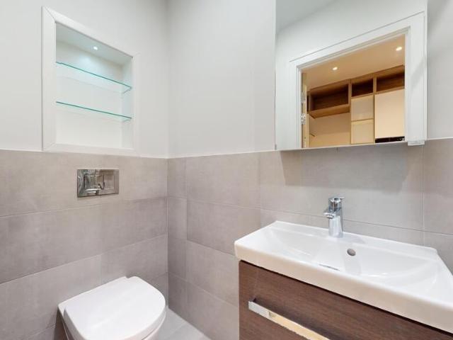 Apartment at Beverley Way, Greater London