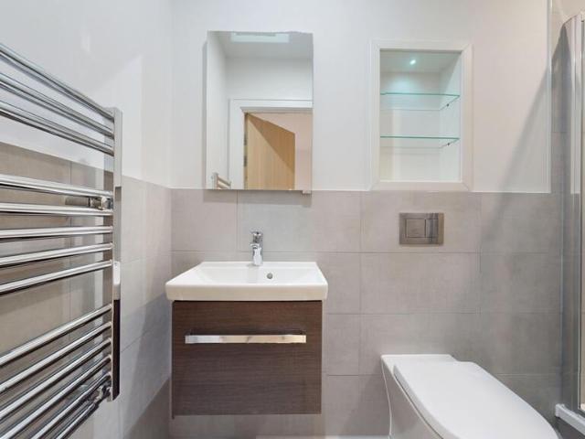 Apartment at Beverley Way, Greater London
