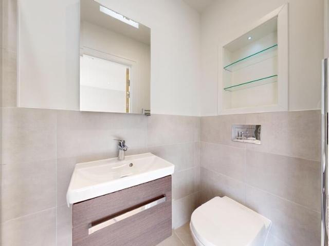 Apartment at Beverley Way, Greater London