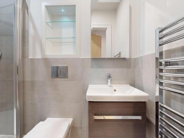 Apartment at Beverley Way, Greater London