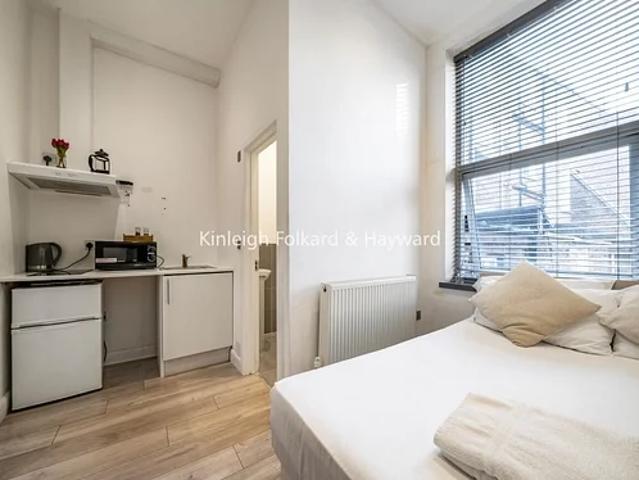Apartment at Beaconsfield Terrace Road, Greater London