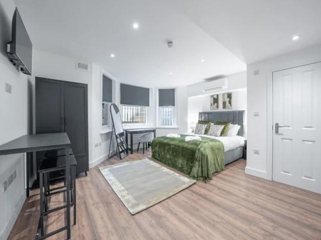 Apartment at Beaufort Gardens, Greater London