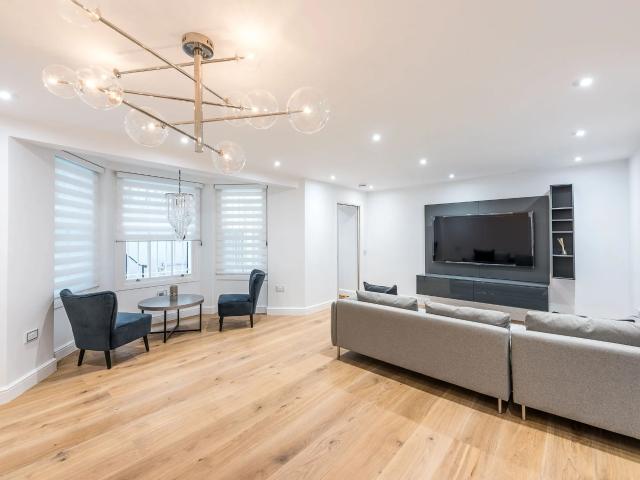 Apartment at Beaufort Gardens, Greater London