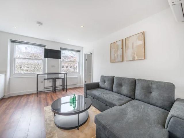Apartment at Beaufort Gardens, Greater London