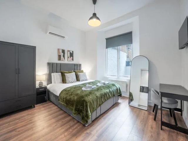 Apartment at Beaufort Gardens, Greater London