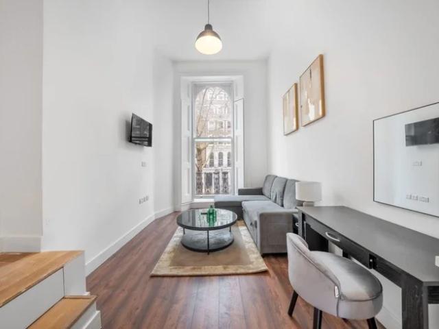 Apartment at Beaufort Gardens, Greater London