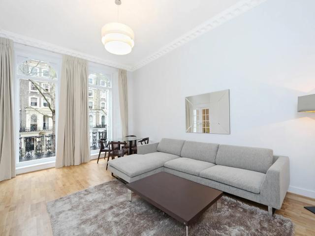 Apartment at Beaufort Gardens, Greater London