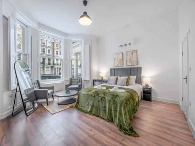 Apartment at Beaufort Gardens, Greater London