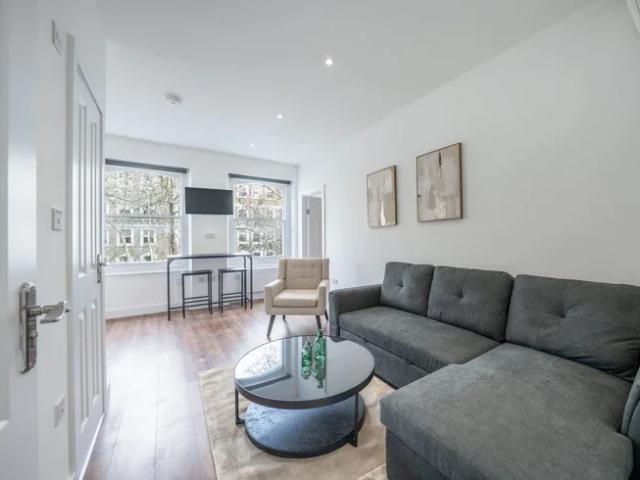 Apartment at Beaufort Gardens, Greater London