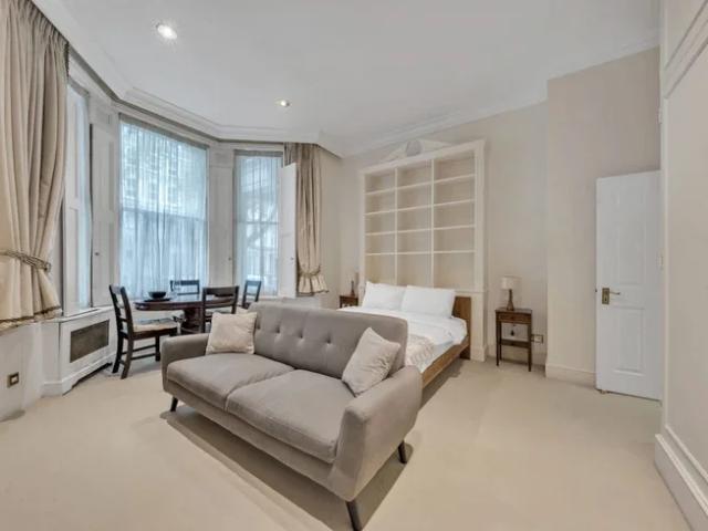Apartment at Beaufort Gardens, Greater London