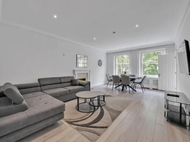 Apartment at Beaufort Gardens, Greater London