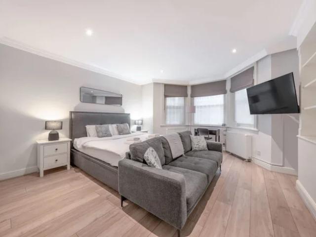 Apartment at Beaufort Gardens, Greater London