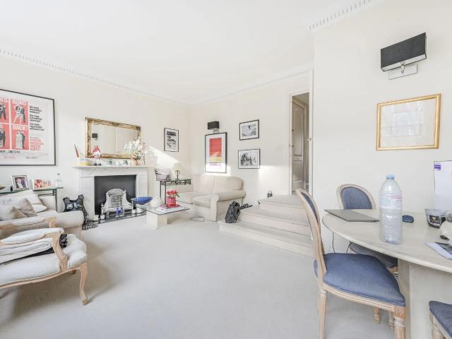 Apartment at Beaufort Gardens, Greater London