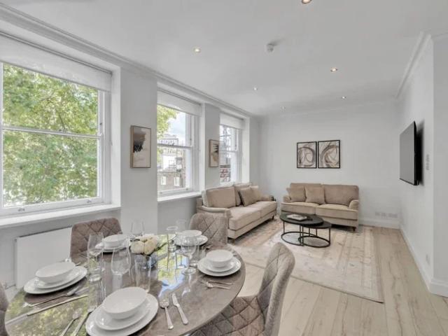 Apartment at Beaufort Gardens, Greater London