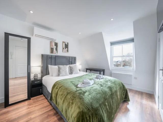 Apartment at Beaufort Gardens, Greater London