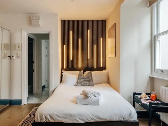 Apartment at Beaufort Gardens, Greater London