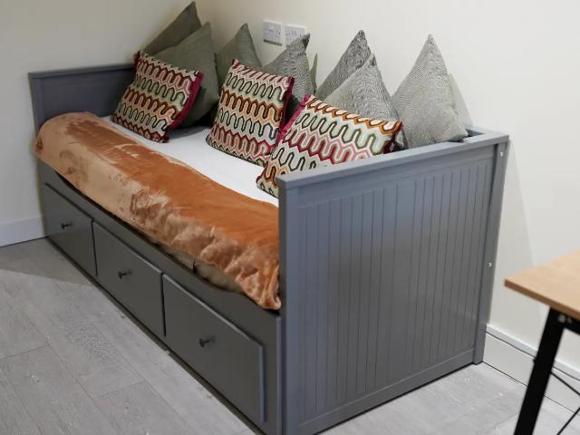 Apartment at Bedfont Road, Borough of Spelthorne