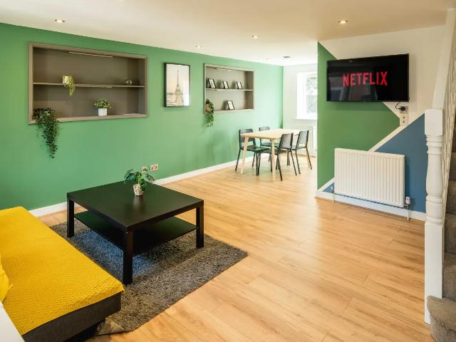 Apartment at Bedfont Road, Greater London