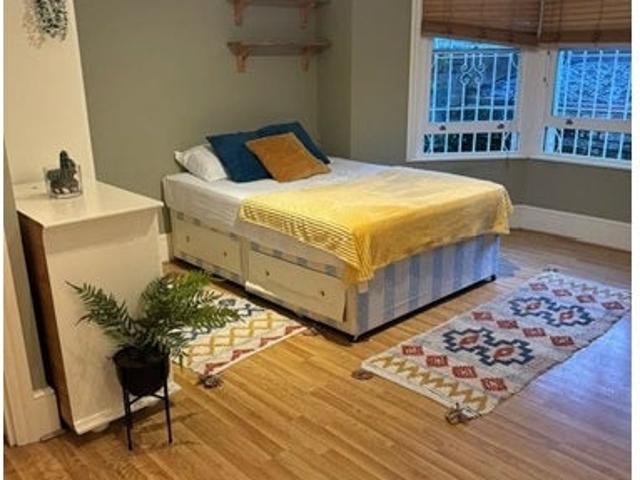 Apartment at Bedford Hill, Greater London