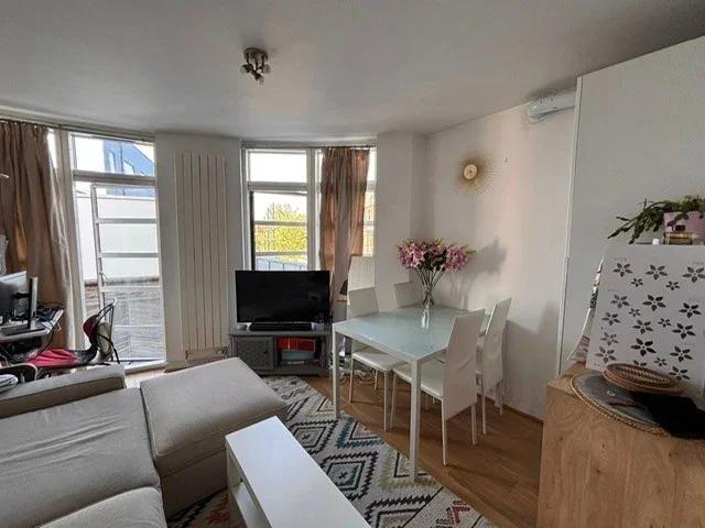 Apartment at Bedford Hill, Greater London