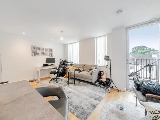Apartment at Beehive Bridge, Greater London