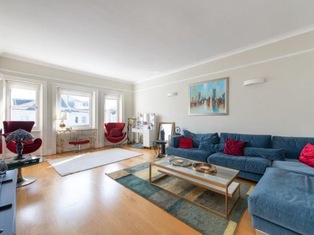 Apartment at Belsize Park Gardens, Greater London