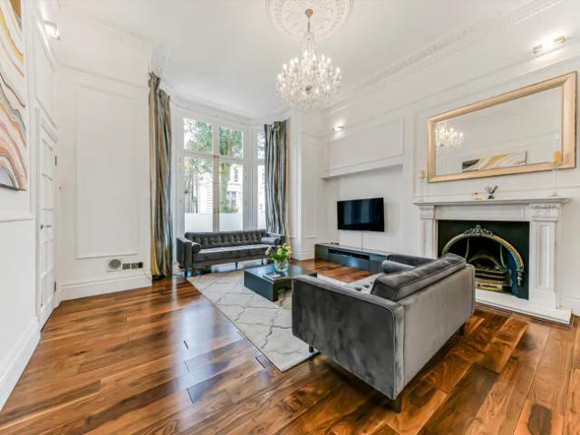 Apartment at Belsize Park Gardens, Greater London