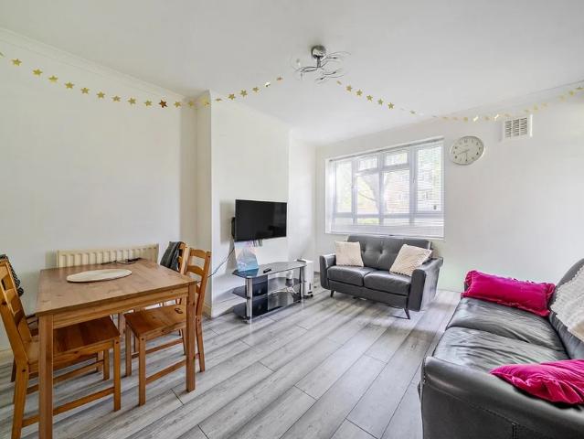 Apartment at Belthorn Crescent, Greater London