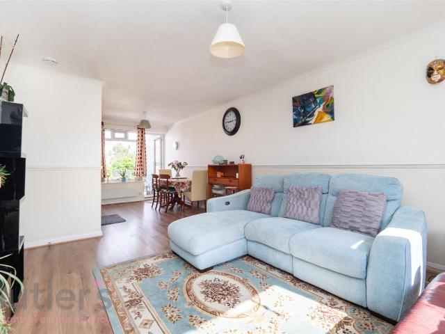 Apartment at Benhill Wood Road, Greater London