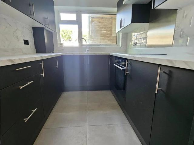 Apartment at Benhill Wood Road, Greater London