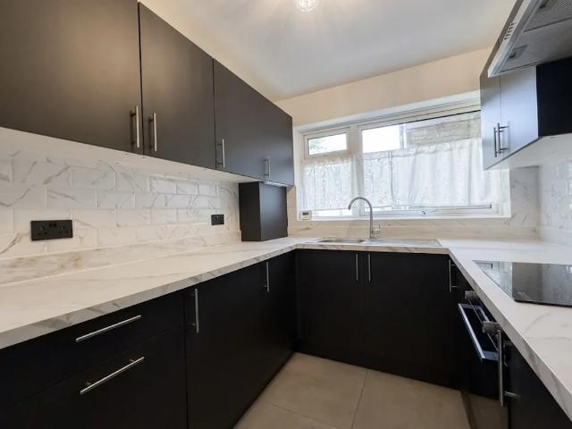 Apartment at Benhill Wood Road, Greater London